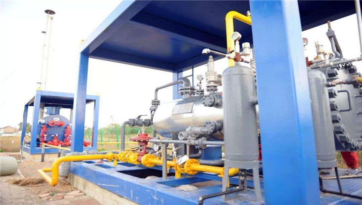 Skid-mounted metering device for oil/gas separation is widely used